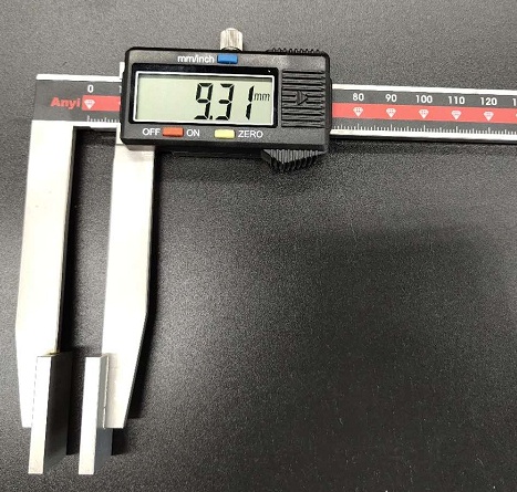 Wide measuring surface digital caliper with long jaws